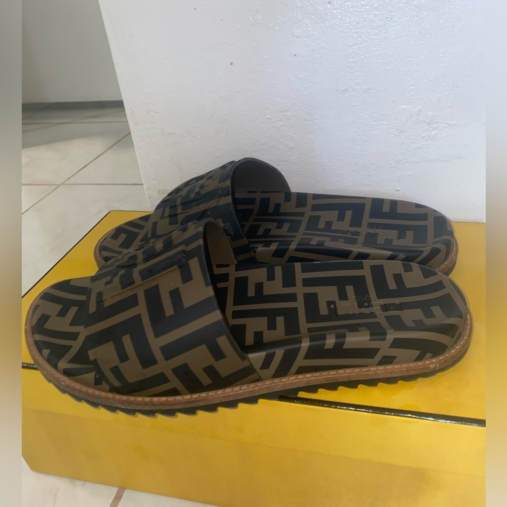 Fendi Embossed Logo Print Rubber Slides - Gem